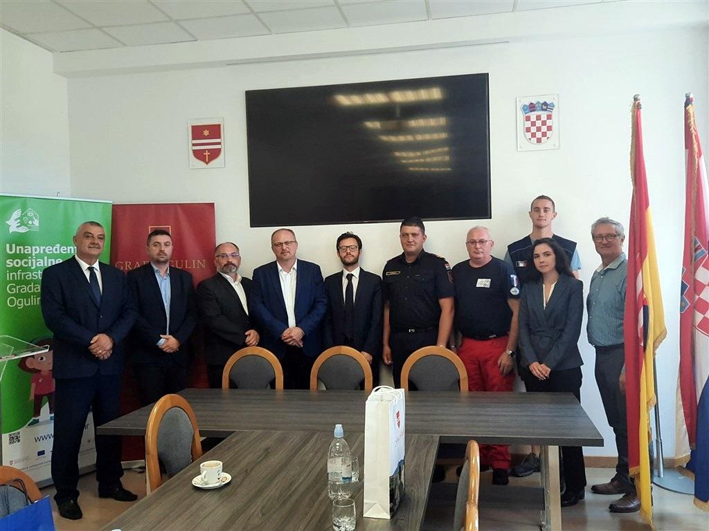 Francuske kolege ogulinskim vatrogascima donirale vrijednu opremu - OG ...