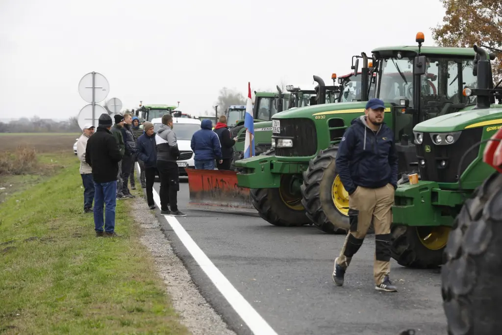 Seljaci traktorima blokirali granični prijelaz s BiH: ‘Krećemo i na ...