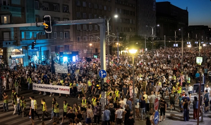 Novi Sad: Srbijanska policija šok-bombama rastjerala prosvjednike - OG ...